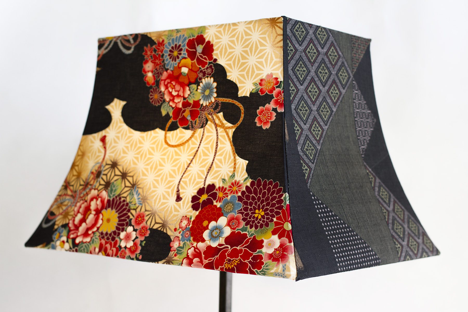 Lampe Hashira 柱 brulée - Seijin No Hi 成人の日 - L'Atelier Villard